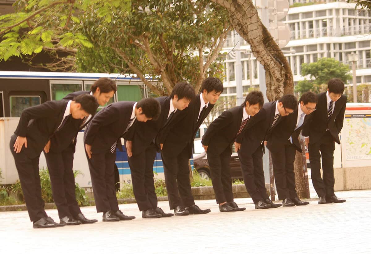 9 Hidden Keys Of Ojigi(Bowing) In Japanese Culture