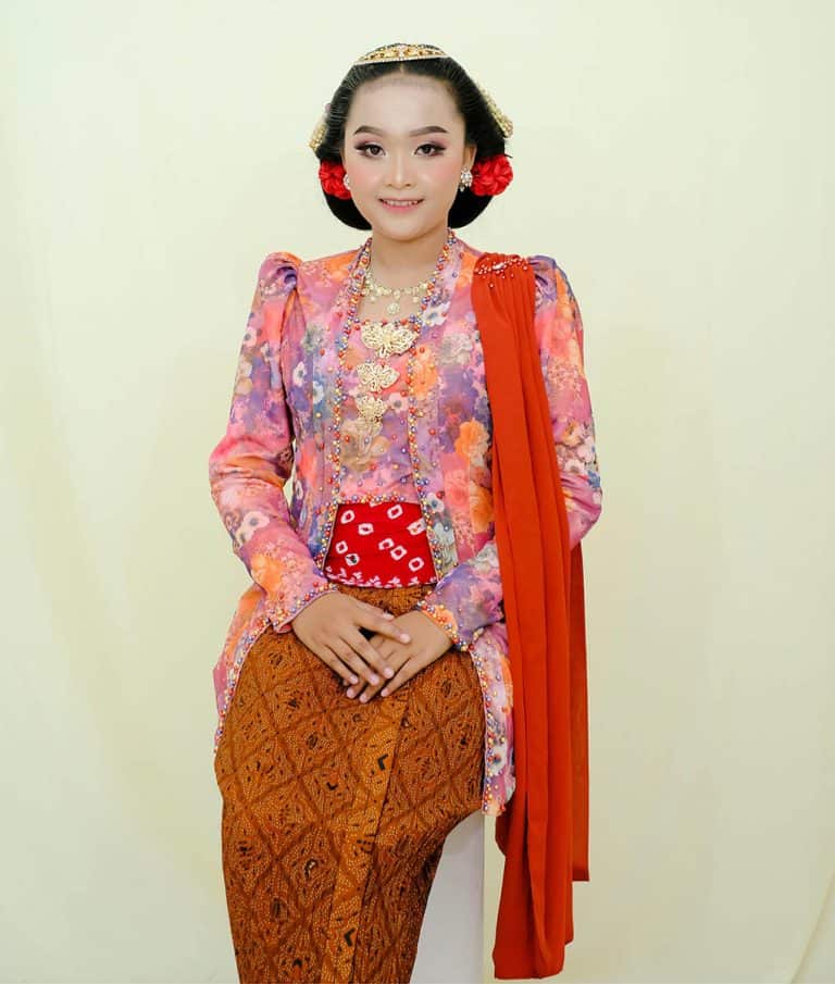 Traditional Malaysian Clothing: 4 Insights On Roots, Customs