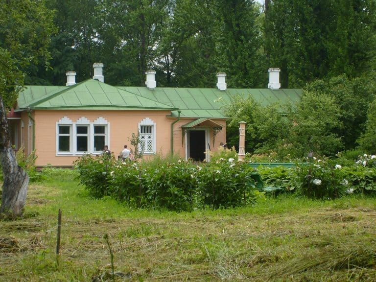 Russian Country Home: 6 Essential Elements
