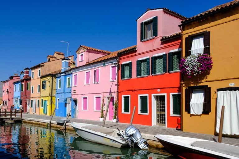 Colorful Buildings In Italy: 8 Essential Elements