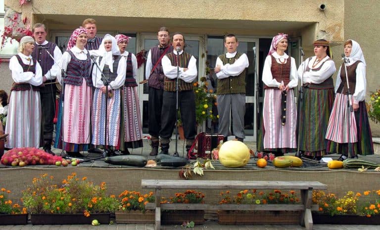 Traditional Lithuanian Clothing: 5 Insights On Roots And Customs